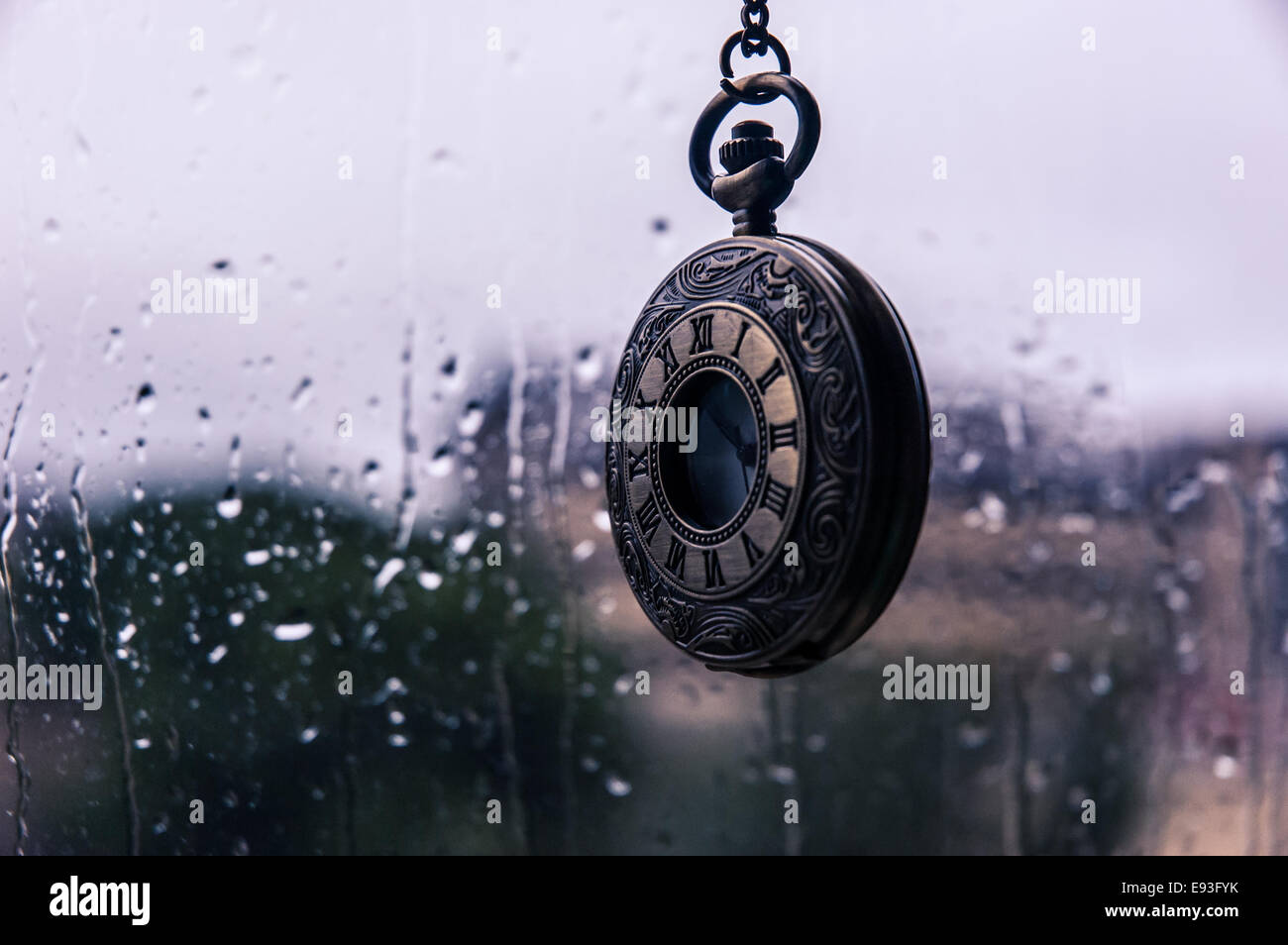 An old vintage clock in the rain Stock Photo - Alamy
