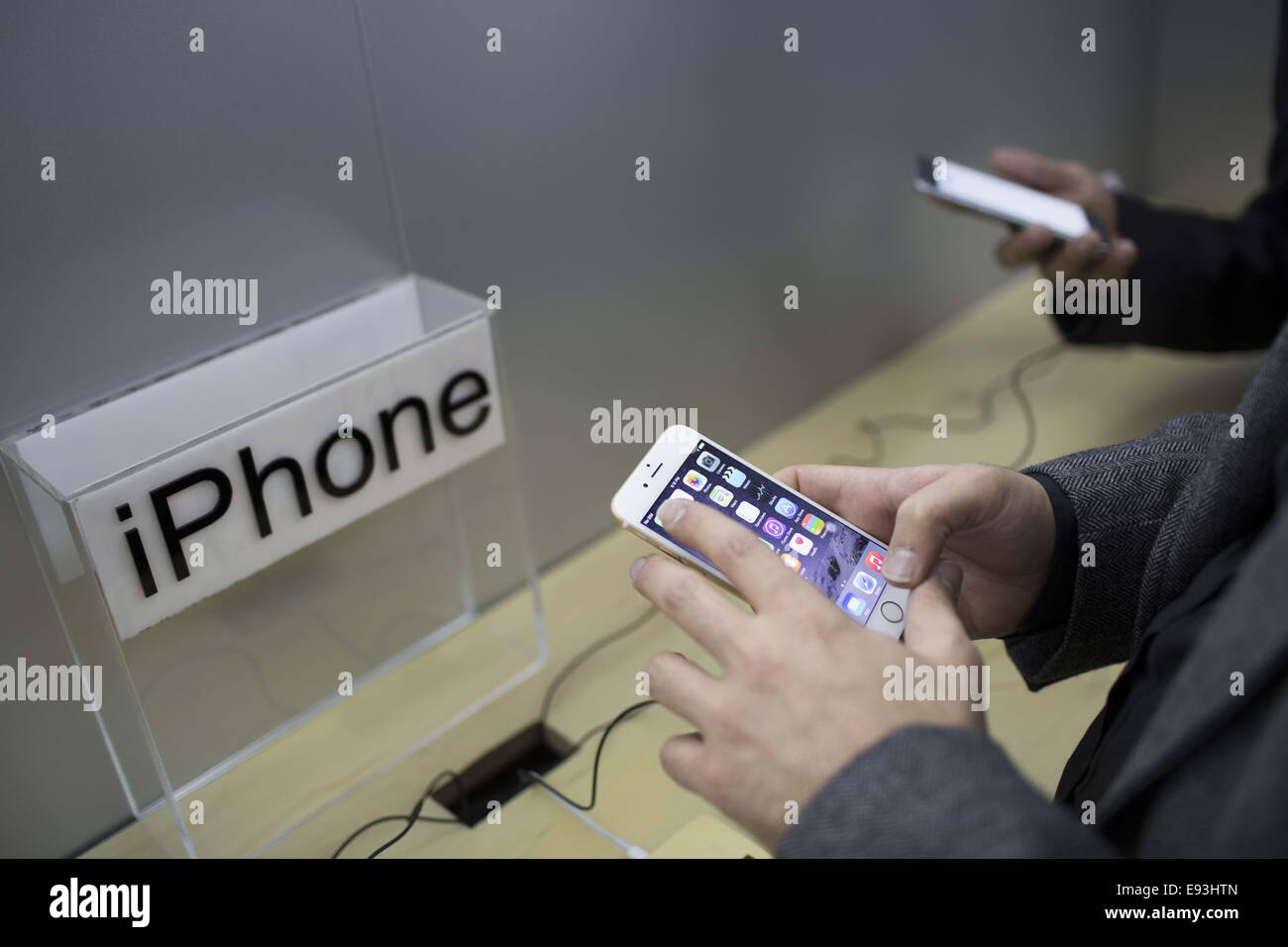 Tehran, Iran. 16th Oct, 2014. October 16, 2014 - Tehran, Iran - Two ...