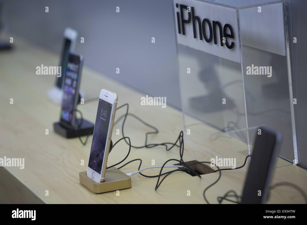 Tehran, Iran. 16th Oct, 2014. October 16, 2014 - Tehran, Iran - Apple ...