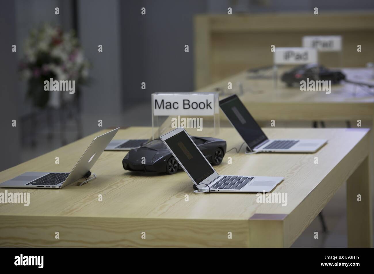 Tehran, Iran. 16th Oct, 2014. October 16, 2014 - Tehran, Iran - Apple ...