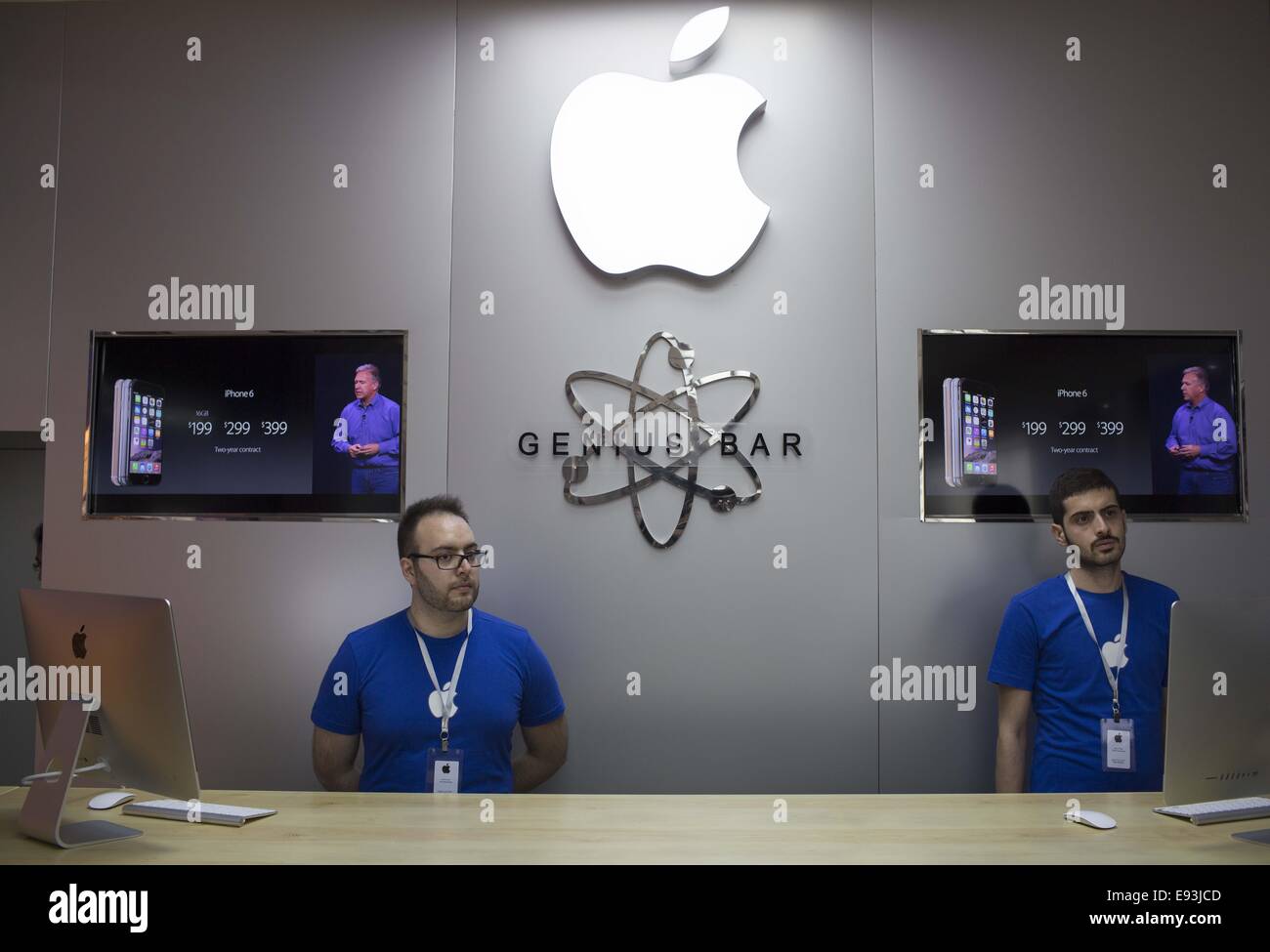 Tehran, Iran. 16th Oct, 2014. Two Iranian Vaghaye Gostar Fars (VGF ...