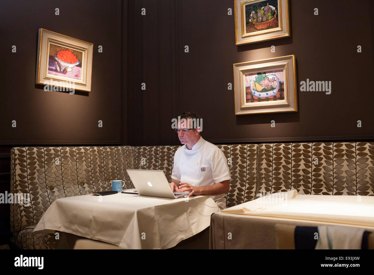 Andrew Fairlie in his 2 star Michelin restaurant at Gleneagles Stock ...