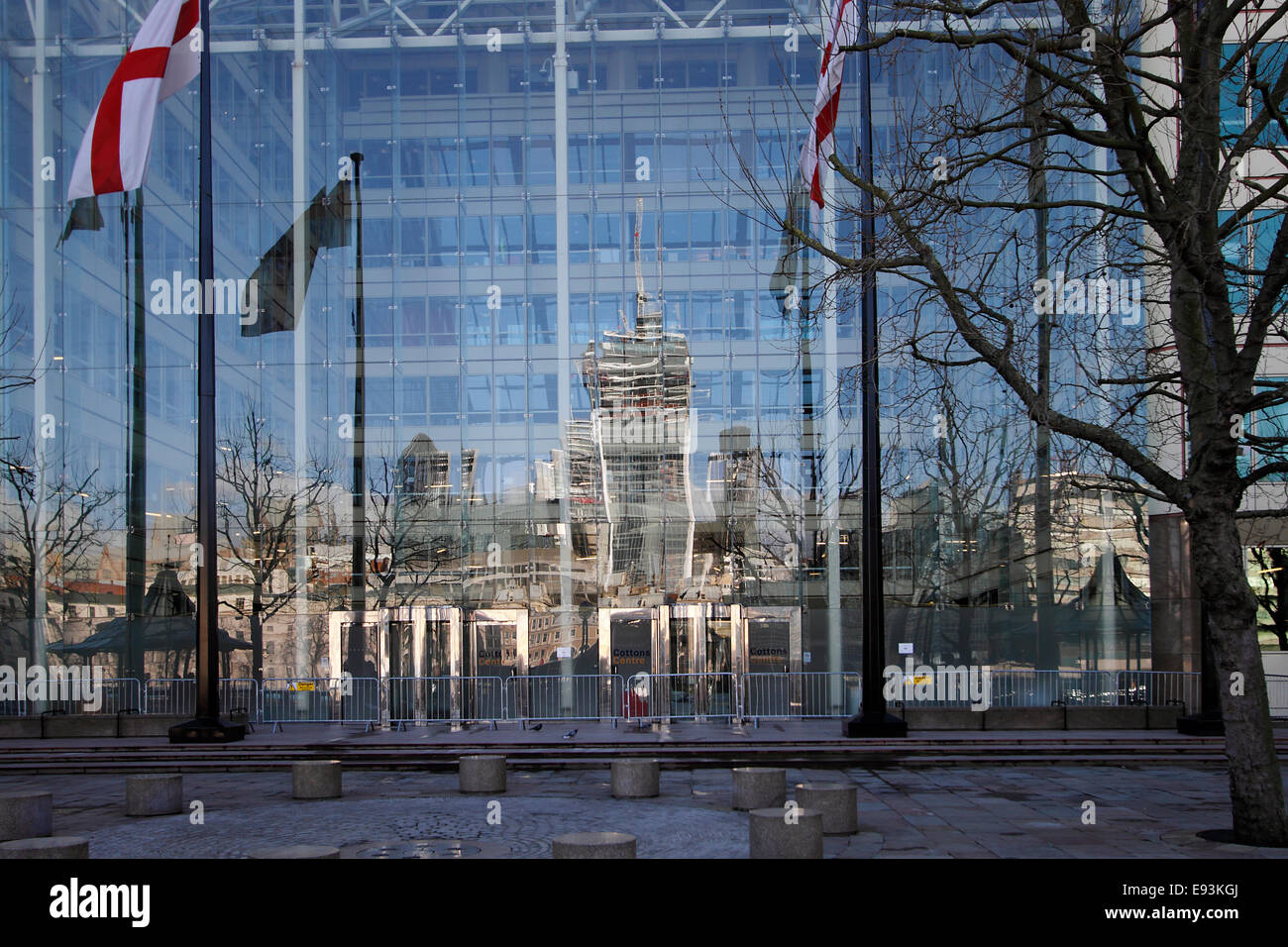 London water reflections hi-res stock photography and images - Alamy