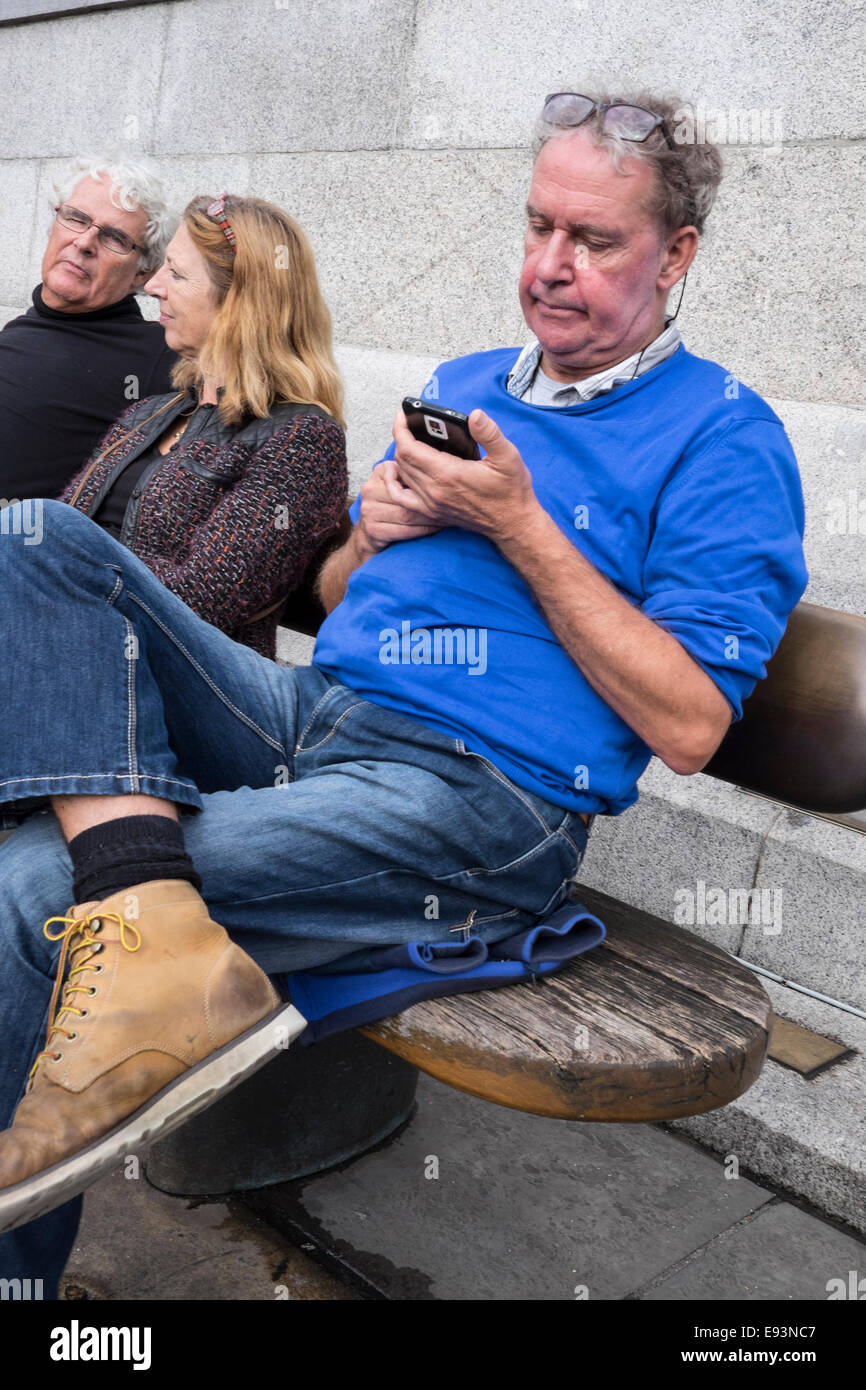 Using mobile telephones hi-res stock photography and images - Alamy