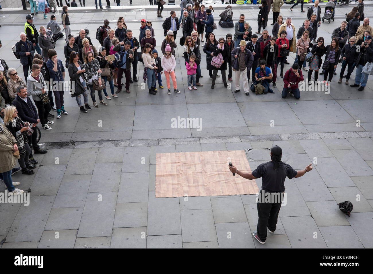 Street entertainment in London's Trafalgar Square Stock Photo - Alamy