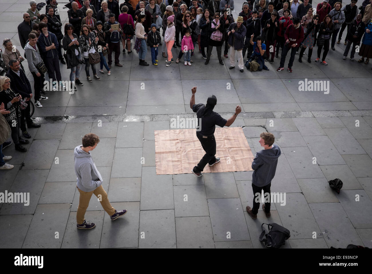 Street entertainment in London's Trafalgar Square Stock Photo - Alamy