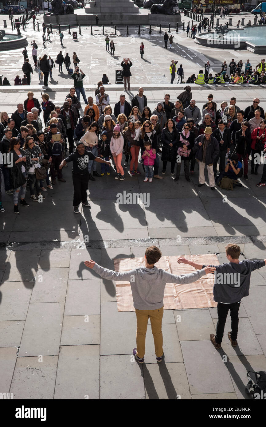 Street entertainment in London's Trafalgar Square Stock Photo - Alamy