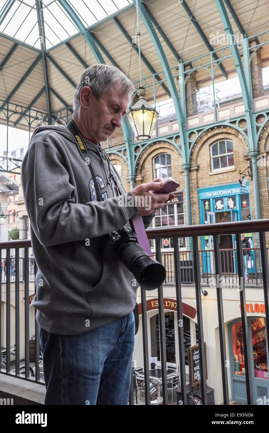 Man and camera hi-res stock photography and images - Alamy