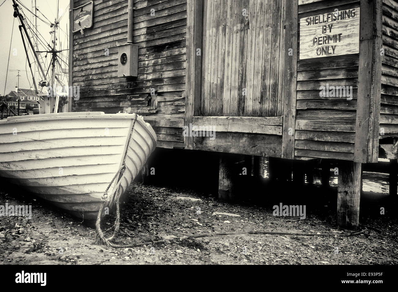 Old fishing shack hi-res stock photography and images - Alamy