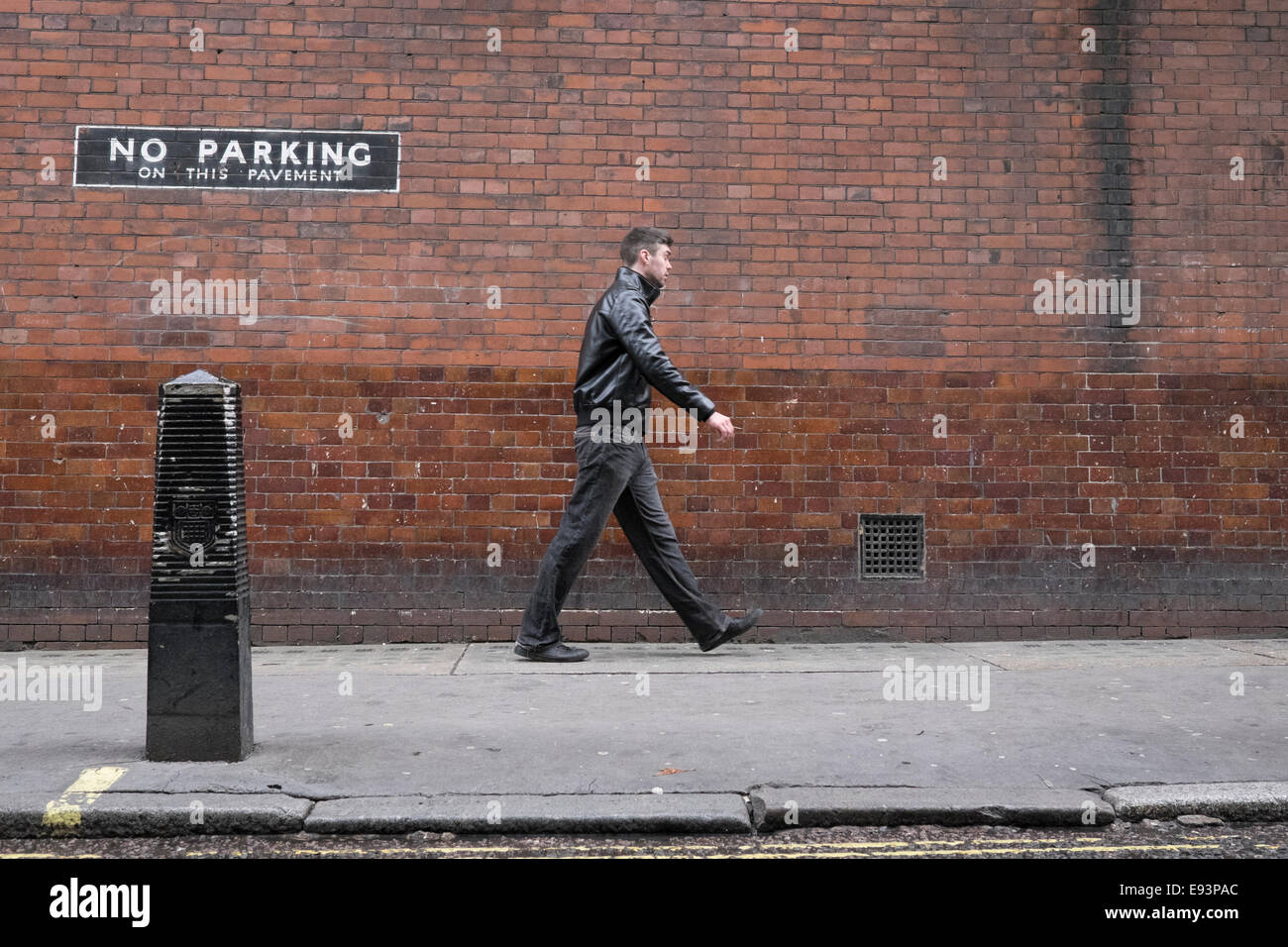 London street man walking hi-res stock photography and images - Alamy