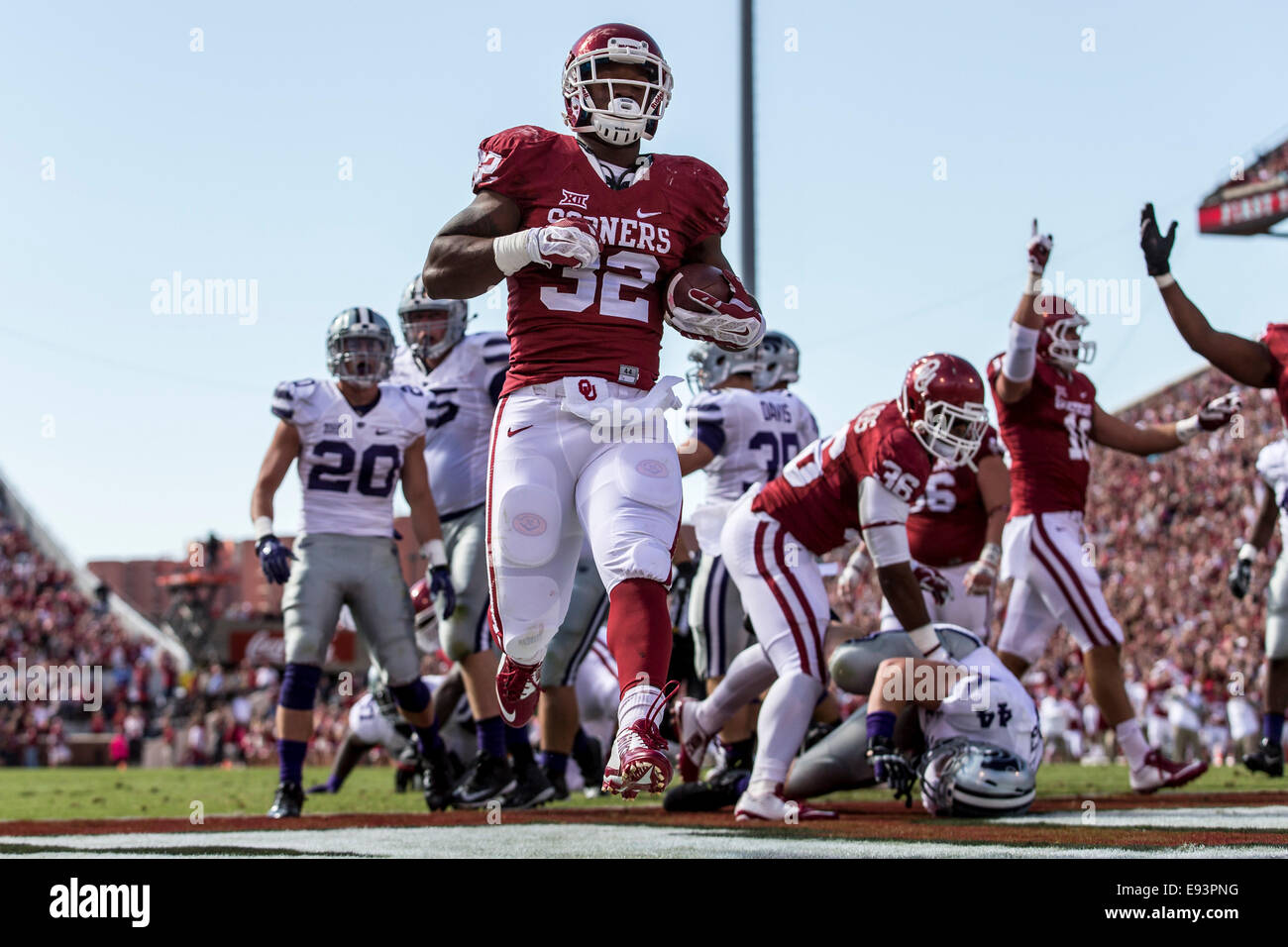 Norman, OK, US. 18th Oct, 2014. Oklahoma Sooners running back Samaje Perine (32) rushes for a ...