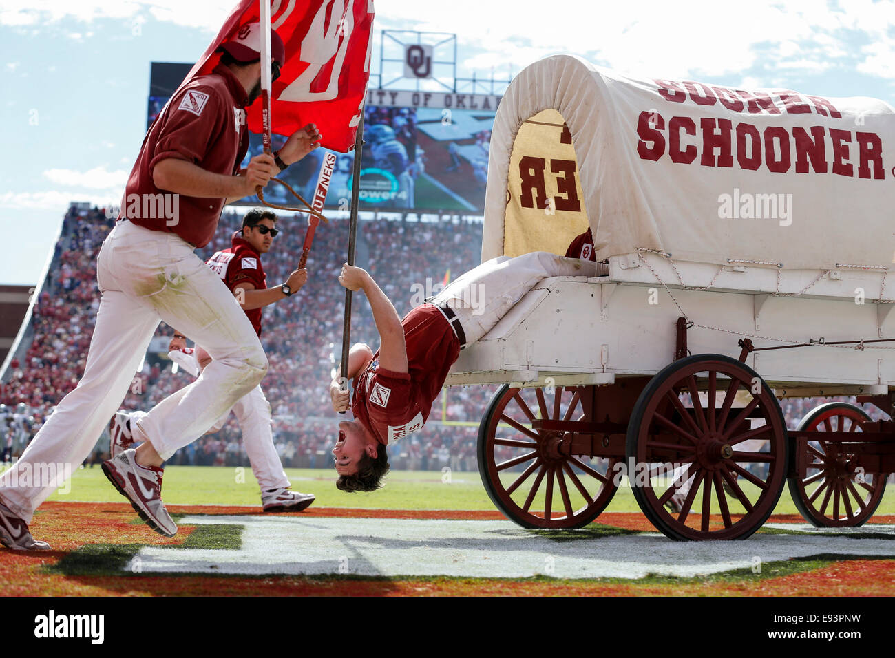 Norman, OK, US. 18th Oct, 2014. Oklahoma Sooners RUF NEKS follow the ...