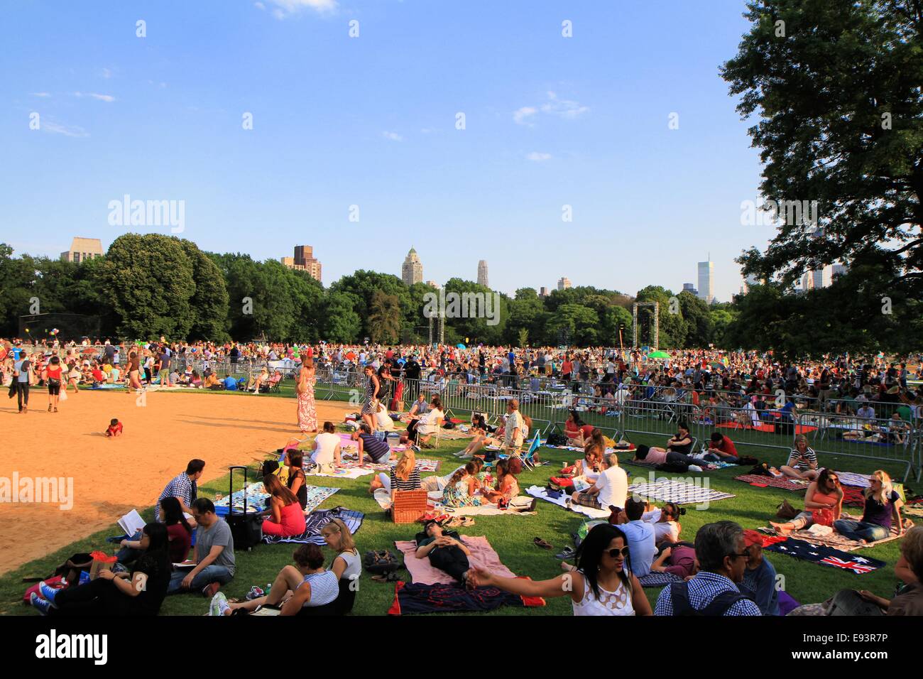 People picnicking during New York philharmonic concerts in central park ...