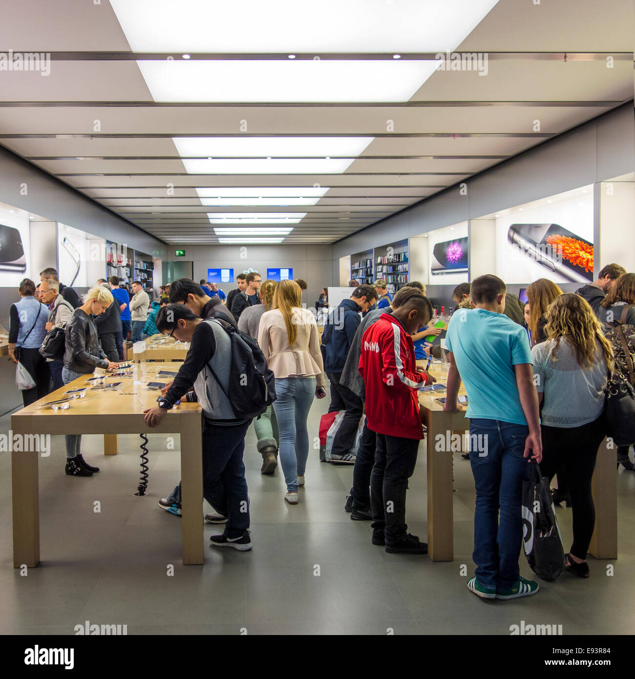 Very busy store hi-res stock photography and images - Alamy