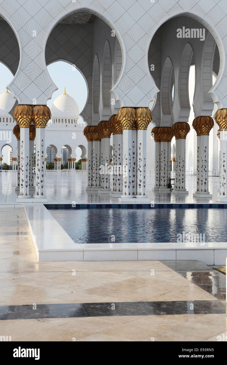 Pond outside the Sheikh Zayed Grand Mosque, Abu Dhabi, United Arab ...