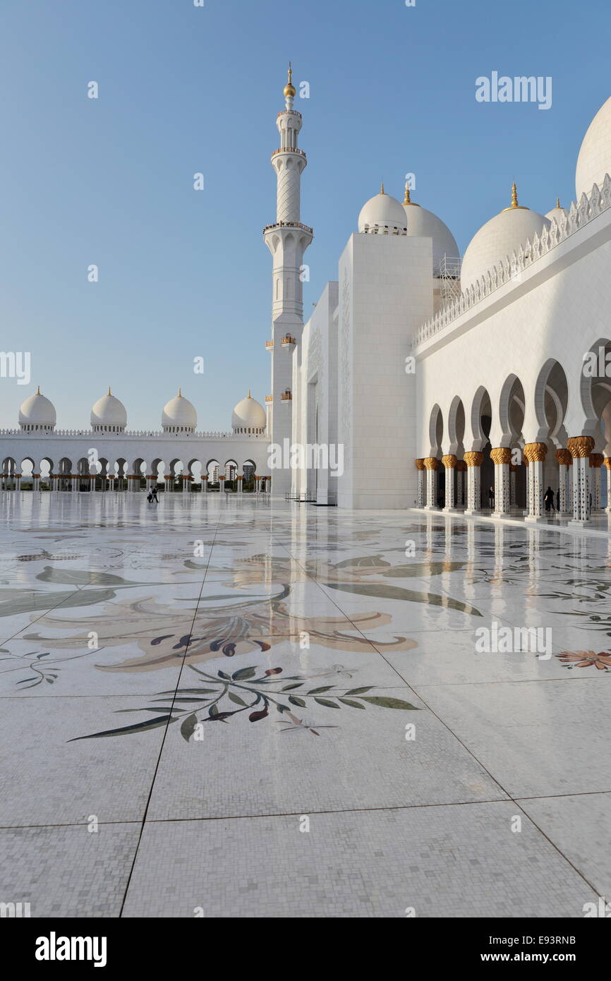 Minaret and domes of the Sheikh Zayed Grand Mosque, Abu Dhabi, United ...