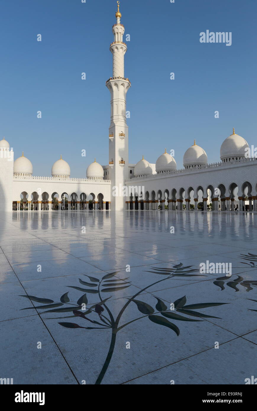 Minaret viewed from the courtyard of the Sheikh Zayed Grand Mosque, Abu ...