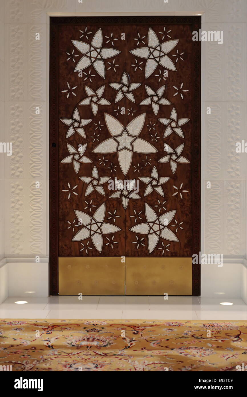 Mosque door wooden hi-res stock photography and images - Alamy