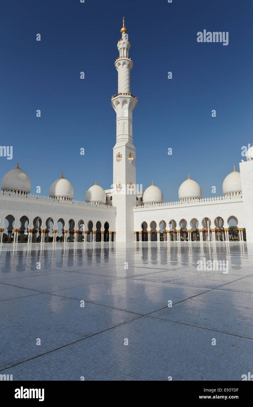 Minaret viewed from the courtyard of the Sheikh Zayed Grand Mosque, Abu ...