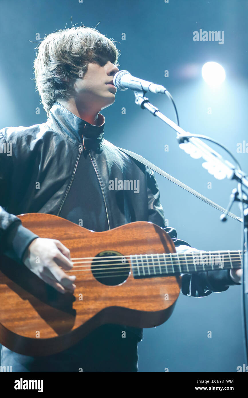 Jake bugg guitar hi-res stock photography and images - Alamy