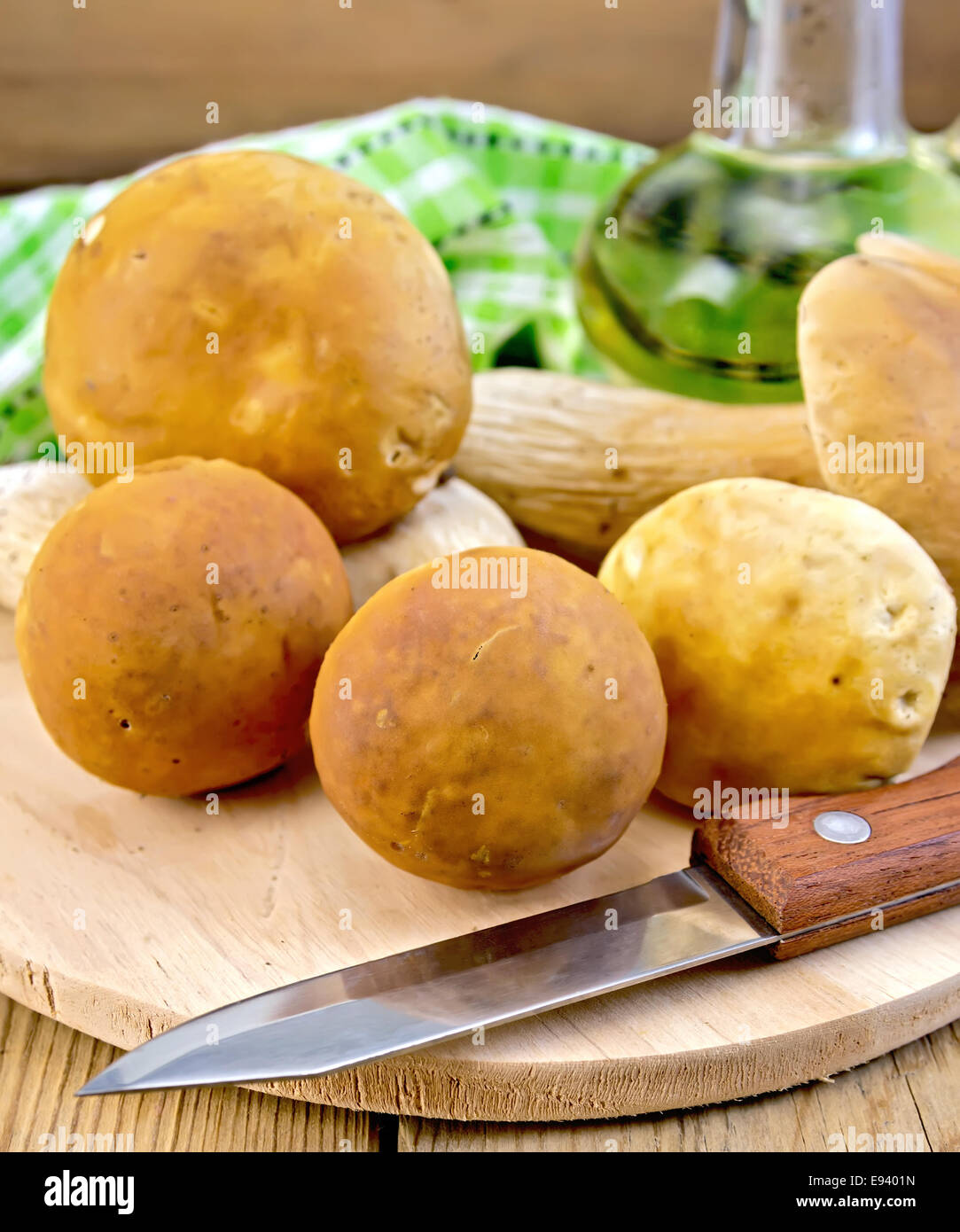 Ceps with knife on the board Stock Photo - Alamy