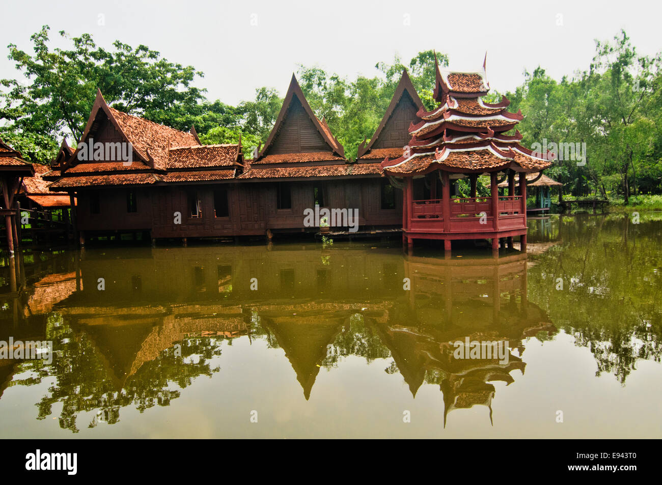 Traditional thai houses hi-res stock photography and images - Alamy
