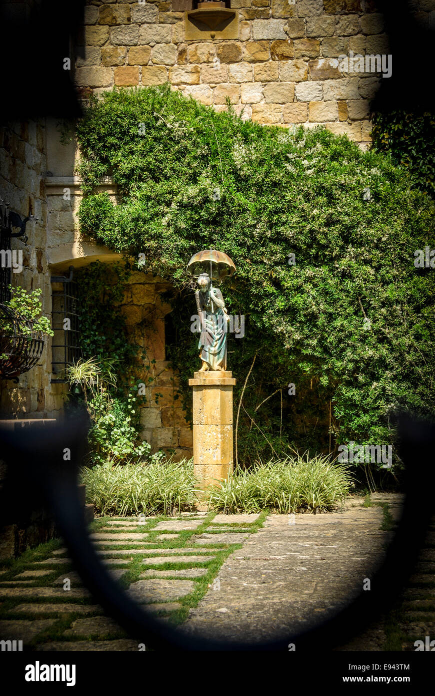 Wrought iron gate statue hi-res stock photography and images - Alamy
