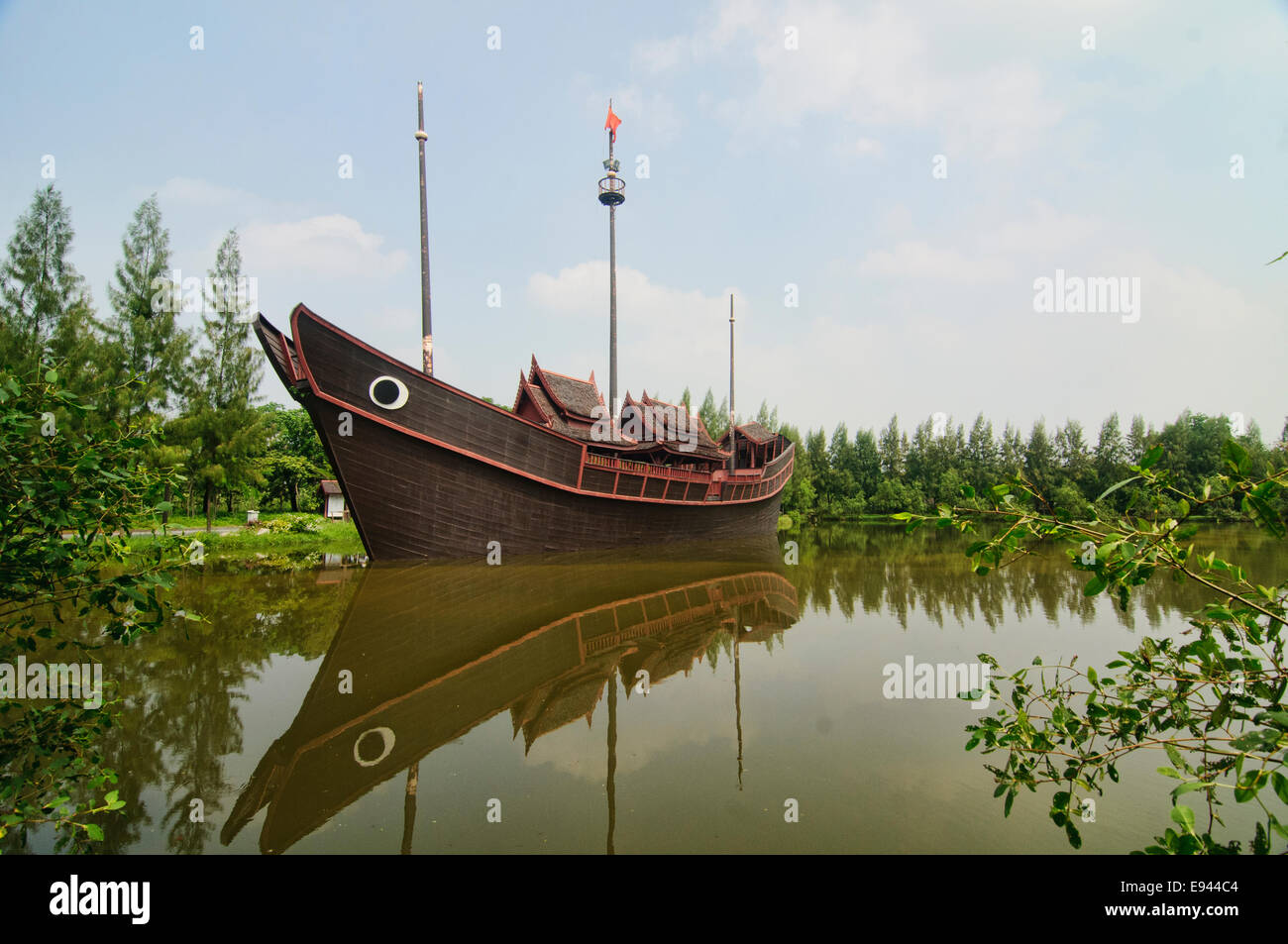 Gold junk boat hi-res stock photography and images - Alamy