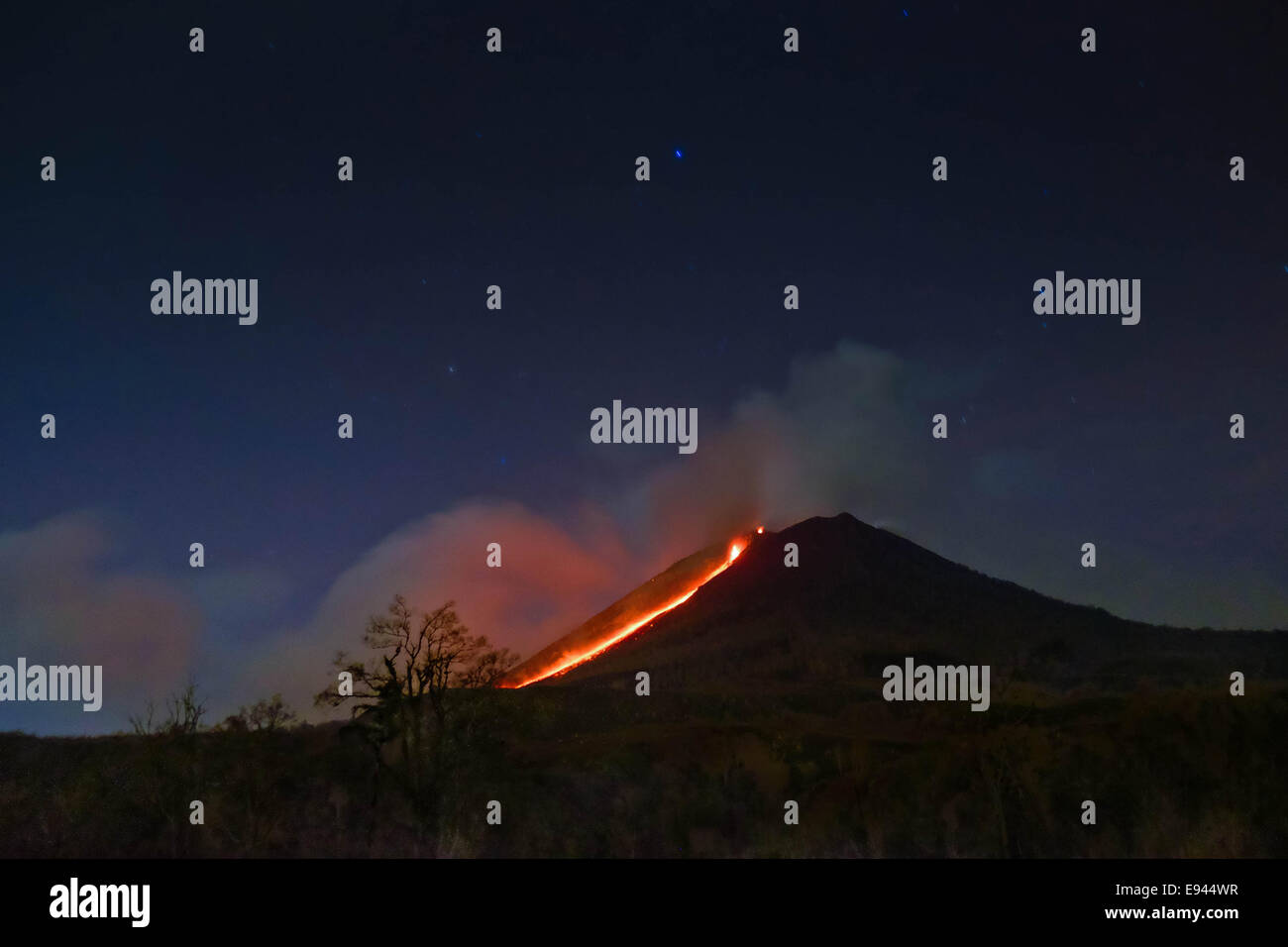 North Sumatra, Indonesia. 18th Oct, 2014. A view of spews pyroclastic ...