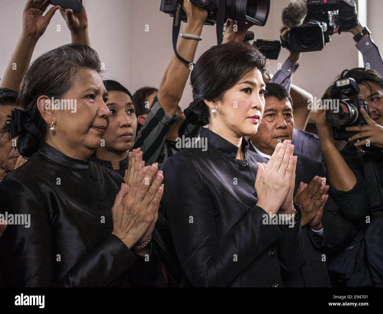 Bang Bua Thong, Nonthaburi, Thailand. 19th Oct, 2014. RATCHANEE WIRIYACHAI, (left) widow of ...