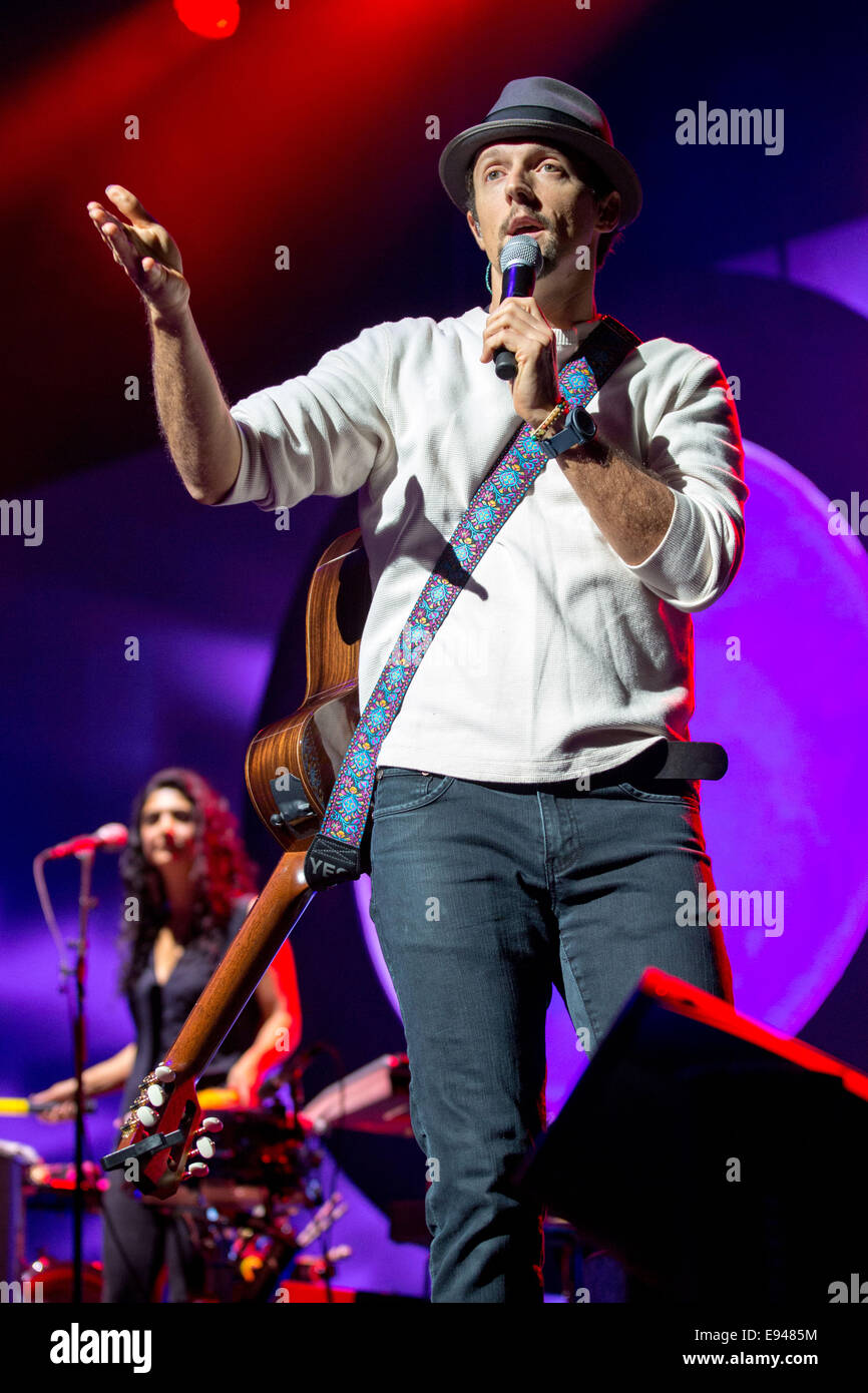 Milwaukee, Wisconsin, USA. 17th Oct, 2014. Musician JASON MRAZ performs ...