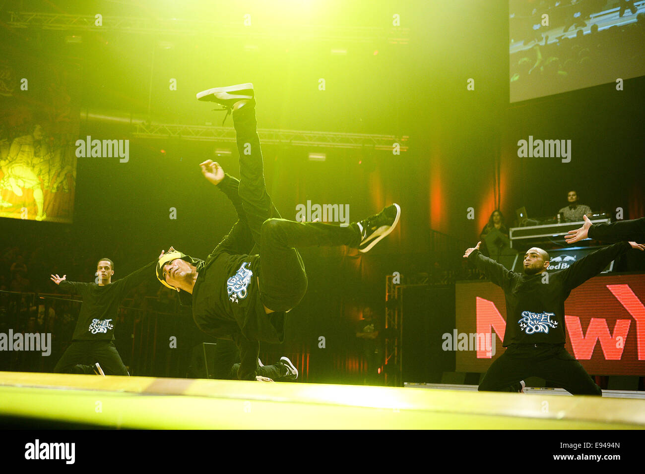 Breakdance crew hi-res stock photography and images - Alamy