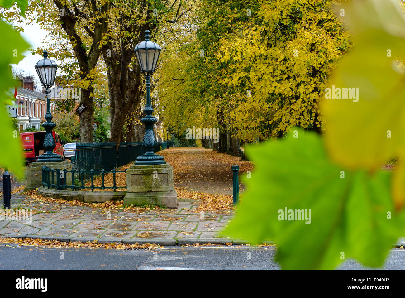 Entrance to Avenham Park in Preston during Autumn Stock Photo - Alamy