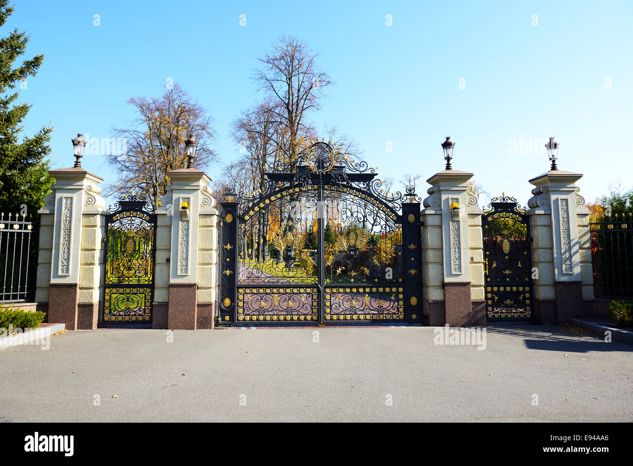 The gate in Mezhigirya, Ukraine Stock Photo - Alamy