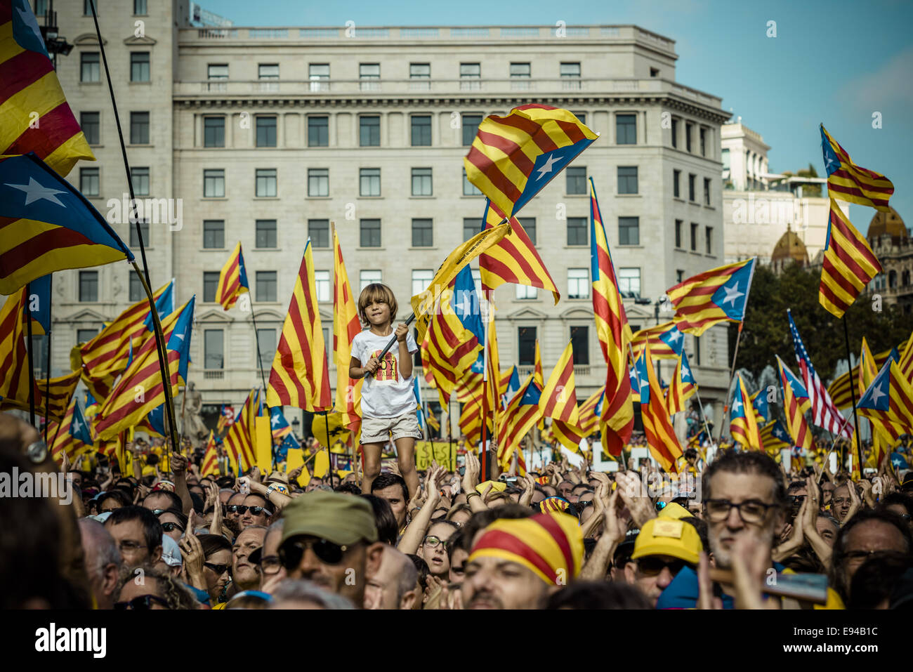 Barcelona, Spain. 19th Oct, 2014. A young child waves the ''Estelada ...