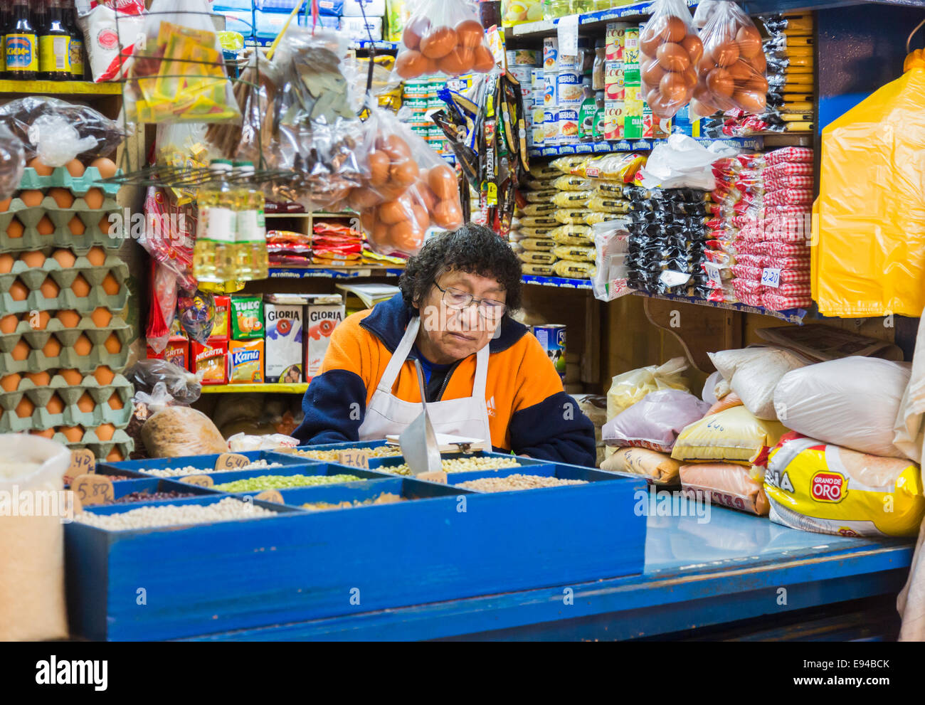Old peruvian woman hi-res stock photography and images - Alamy