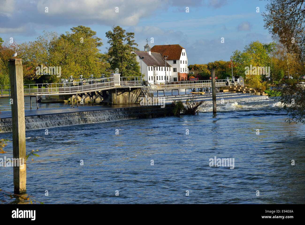 Hambleden lock on river thames hi-res stock photography and images - Alamy