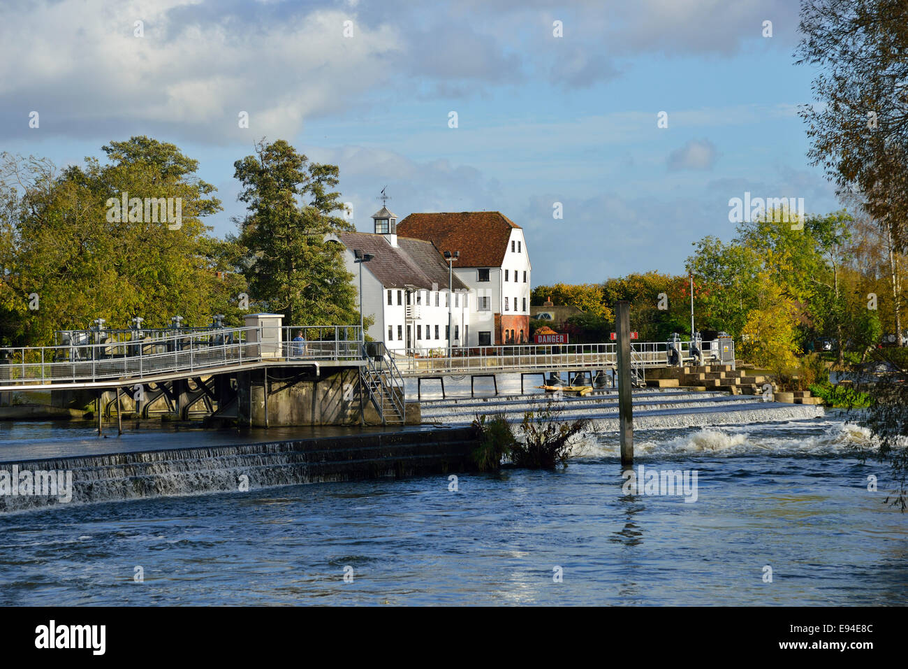 Hambleden lock on river thames hi-res stock photography and images - Alamy
