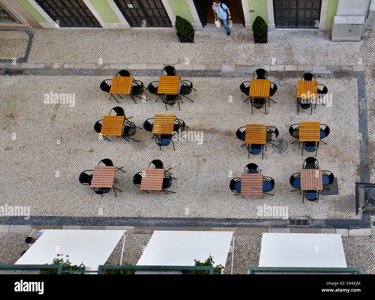 Restaurant tables from above hi-res stock photography and images - Alamy