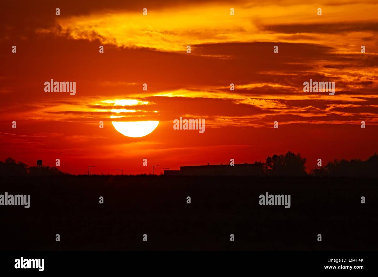 Beautiful sunset dark cloud hi-res stock photography and images - Alamy
