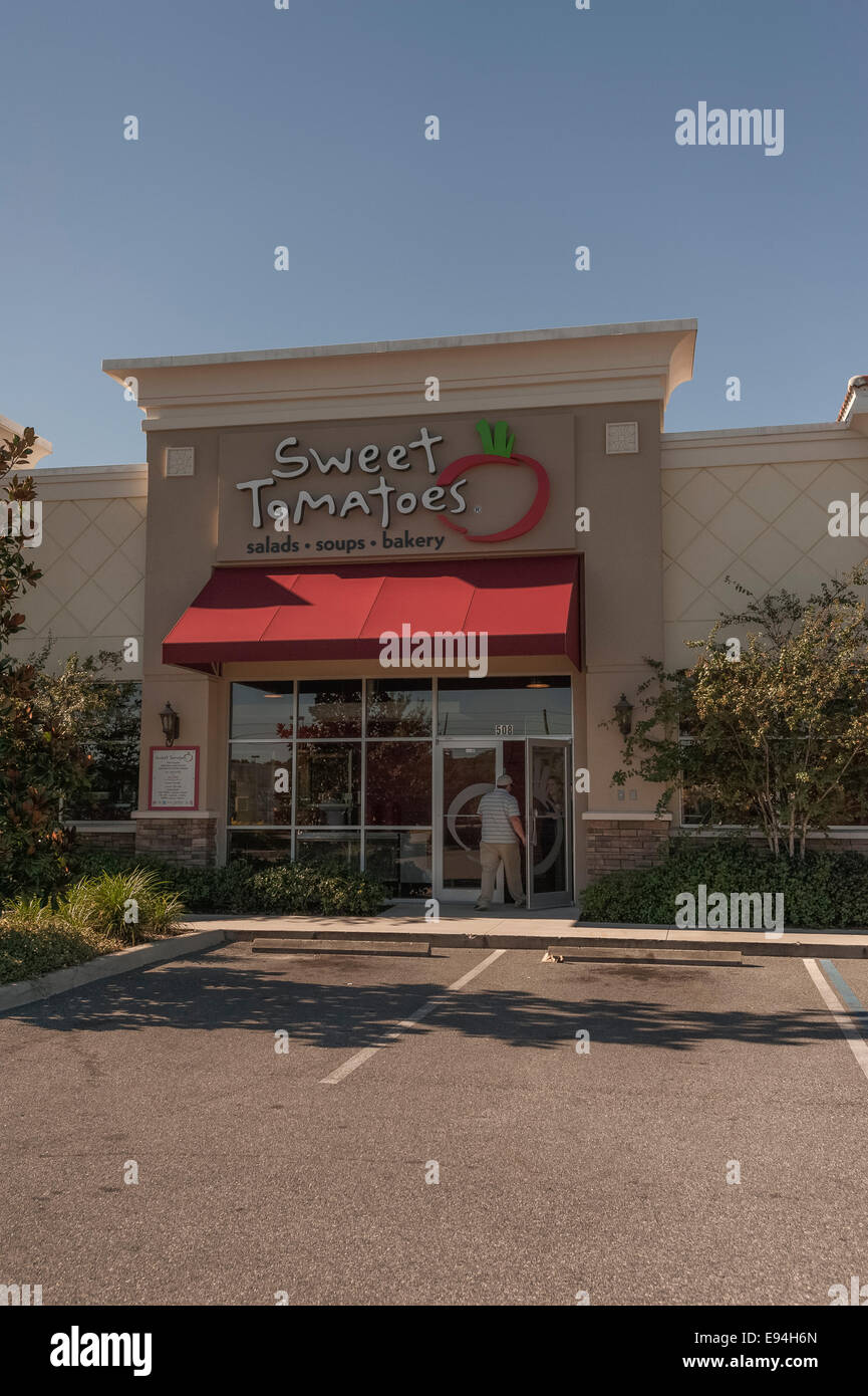 Sweet Tomatoes Restaurant located in Lady Lake, Florida USA Stock Photo ...