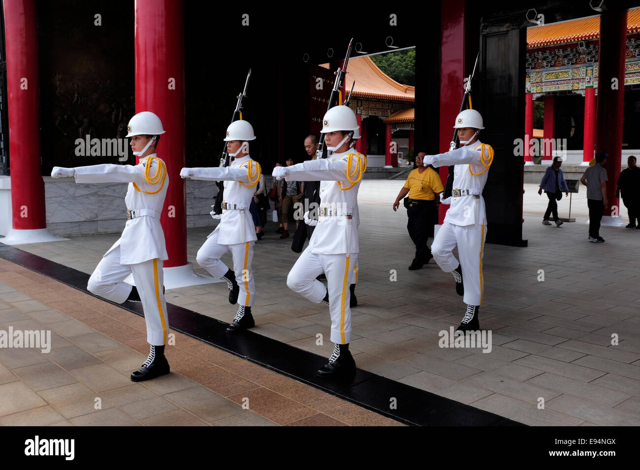 Changing of the Guard at The National Revolutionary Martyrs' Shrine in Taipei, Taiwan Stock ...