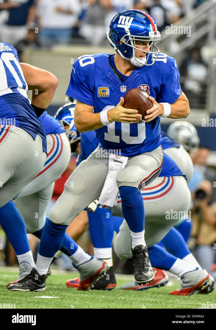 Arlington, USA. 19th Oct, 2014. New York Giants quarterback Eli Manning ...