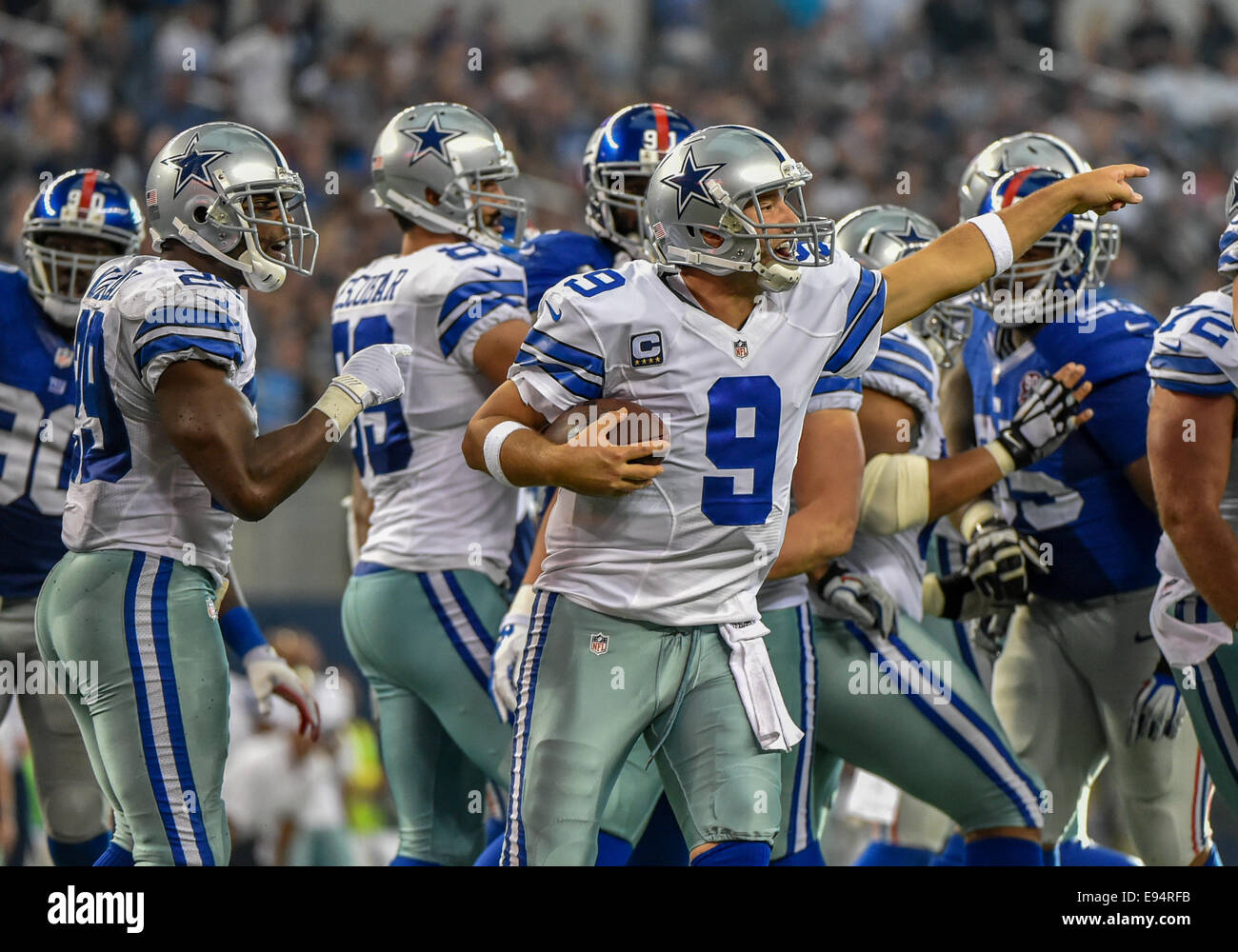 Arlington, USA. 19th Oct, 2014. Dallas Cowboys quarterback Tony Romo (9 ...