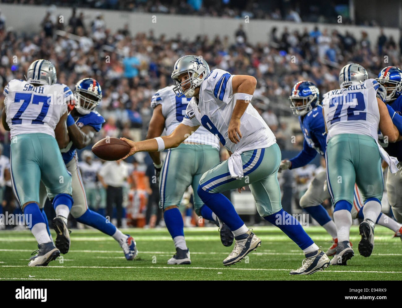 Arlington, USA. 19th Oct, 2014. Dallas Cowboys quarterback Tony Romo (9 ...