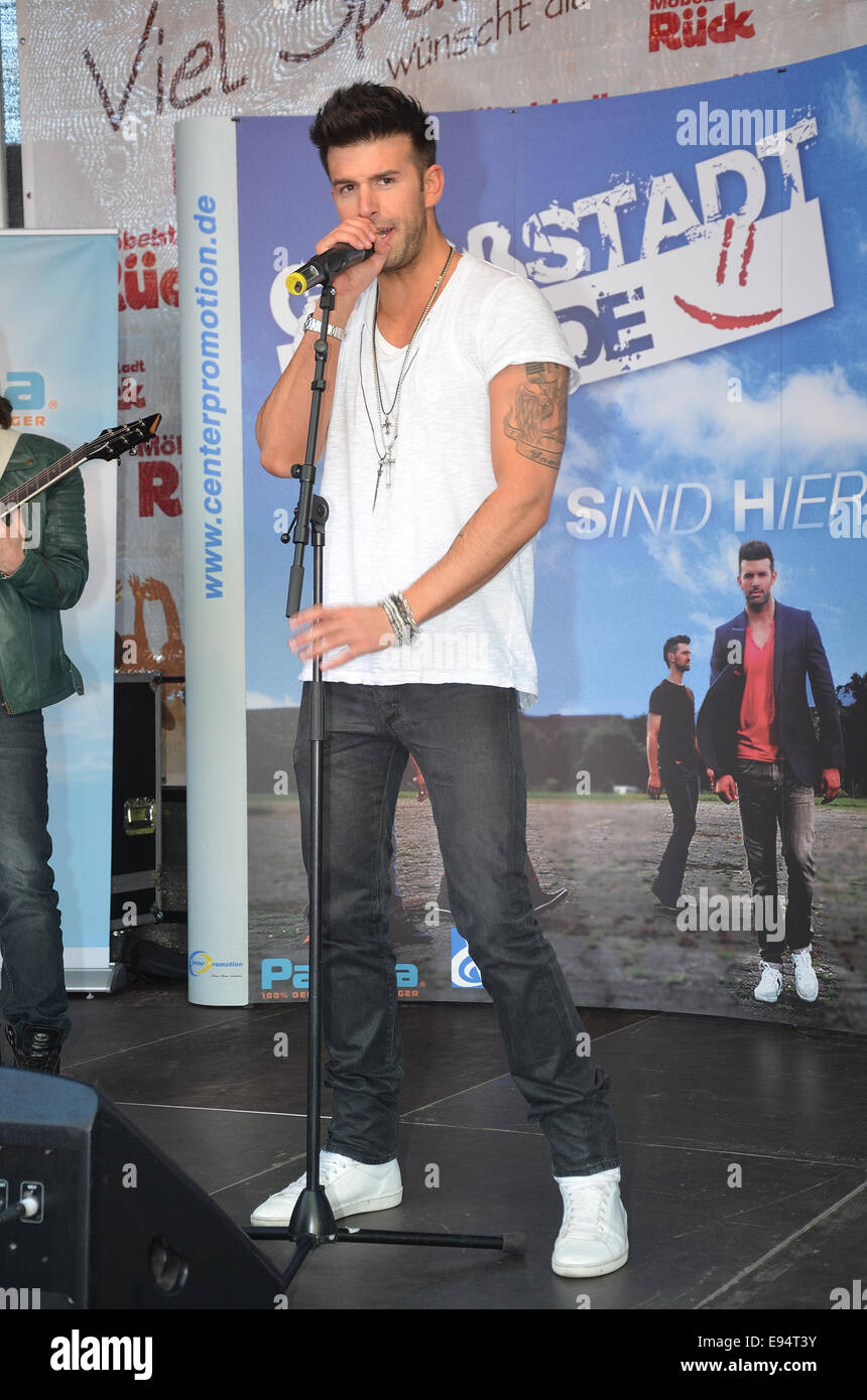 Jay Khan performing live with his new band Großstadt Freunde to promote ...