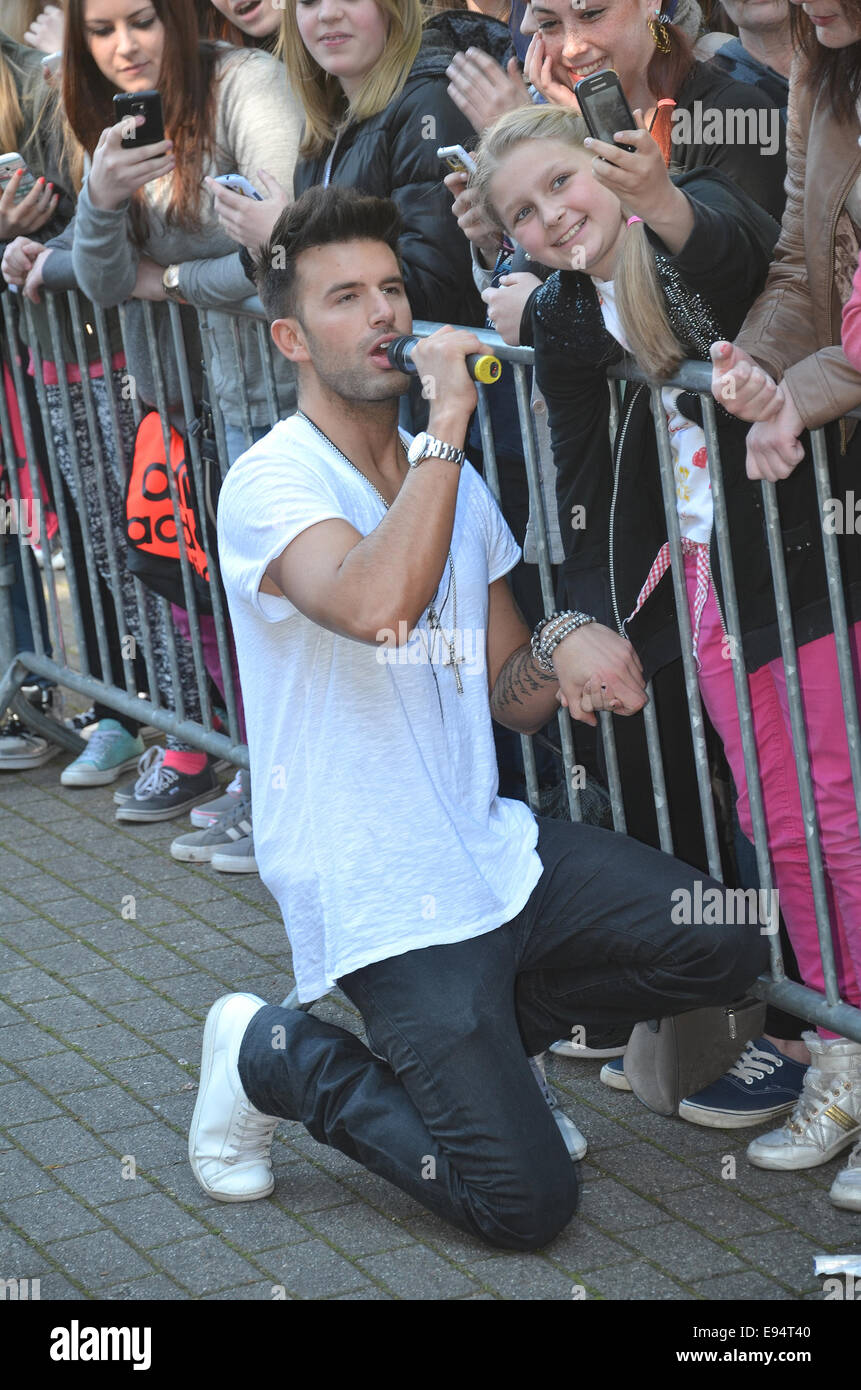 Jay Khan performing live with his new band Großstadt Freunde to promote ...