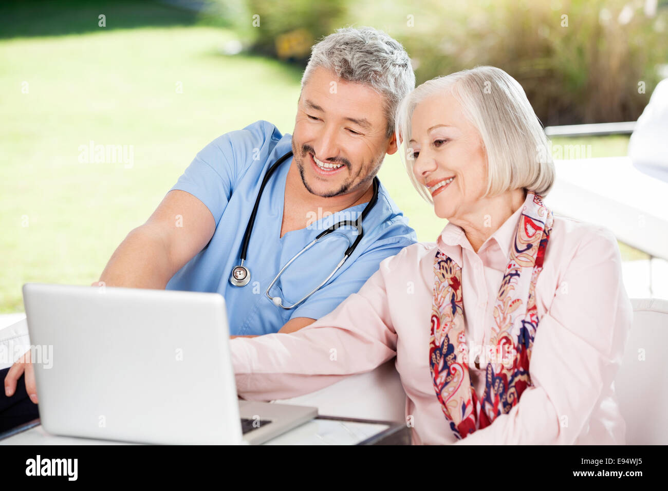 Senior laptop help hi-res stock photography and images - Alamy