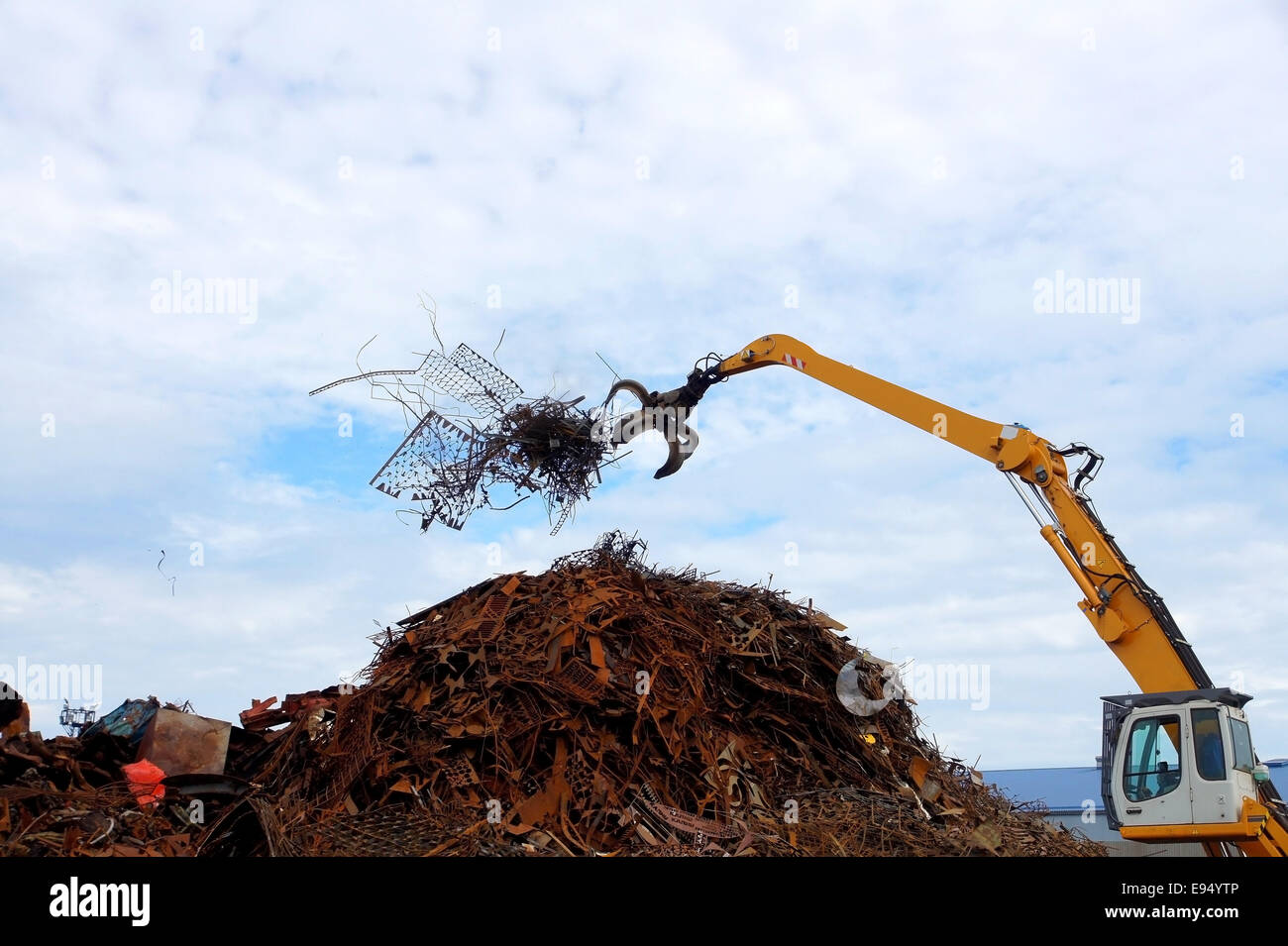 Unloading of scrap metal Stock Photo - Alamy