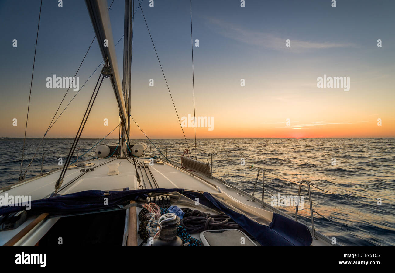 Sunset sailing boat hi-res stock photography and images - Alamy